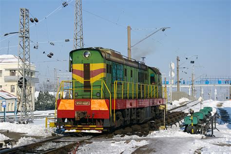 기관차 또는 엔진 기차는 원동력을 제공 하는 철도 수송 차량 이다 V12에 대한 스톡 사진 및 기타 이미지 V12 강철 객차 Istock
