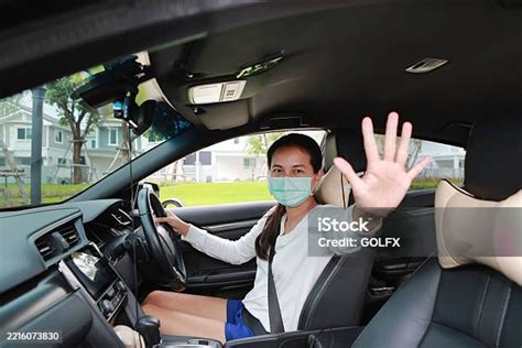 아시아 여성은 위생 마스크를 착용하고 차에 앉아서 코로나 바이러스 발생 중 정지 표지판을 보여줍니다 35 39세에 대한 스톡 사진 및 기타 이미지 Istock