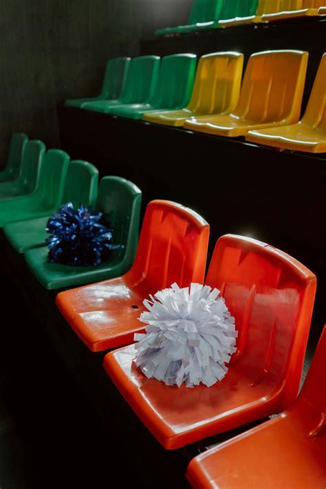 강당 경기장 경기장 의자 경기장 좌석 고립된 공간 관람 구역 관중석 노란색 좌석 노를 젓다 녹색 좌석 다채로운