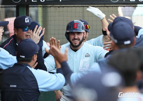 롯데 단독 1위 올랐다13년 만의 8연승 만원 관중 열광 중앙일보