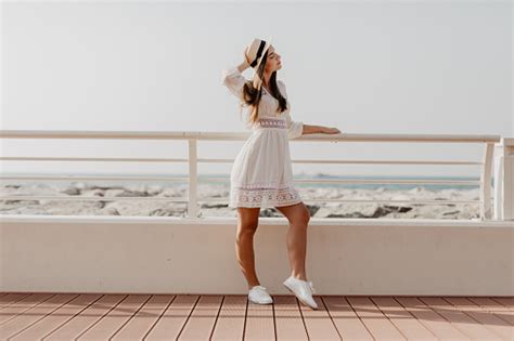 두바이 관광 여자 밀 짚 모자에 제방에 걸어 팜 주메이라에 휴가 여행 아랍 에미리트 여름 대상입니다 거리에 대한 스톡 사진 및 기타 이미지 Istock