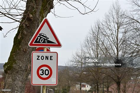 10 내리막 경사도를 나타내는 빨간색 테두리 색상이 있는 삼각형 교통 표지판 1개 0명에 대한 스톡 사진 및 기타 이미지 0명 10 30 Istock