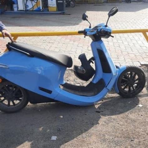 Ola S Pros Front Suspension Breaks At Kmph Lady Rider In Icu