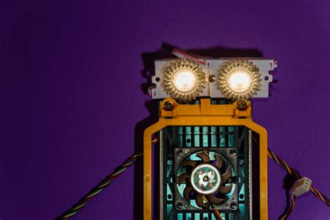 손으로 만든 로봇은 Arduino 플랫폼에 평평하게 놓여 있습니다 Diy Ai 스팀퍼플 배경입니다 어린이와 청소년 로봇 공학 및 전자 공학을 위한 줄기 교육 0명에 대한