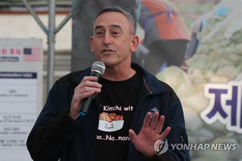 김치 티셔츠 입은 미 해병대 사령관 연합뉴스