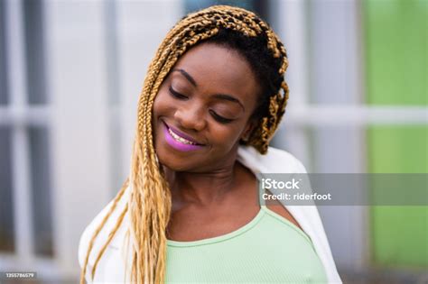 아름다움 젊은 아프리카 여자 와 꼰 머리 미소 에 A 도시 풍경 여자에 대한 스톡 사진 및 기타 이미지 여자 땋은 머리 건물 정면 Istock