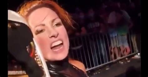 Watch Becky Lynch Confronts Antagonizing Fan During Wwe Live Event