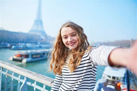Schönes Junges Mädchen Das Lustiges Selfie in Paris Nimmt Stockfoto