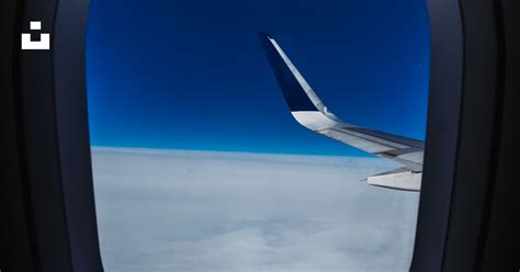 흰색과 파란색 비행기 날개 사진 Unsplash의 무료 아테네 이미지