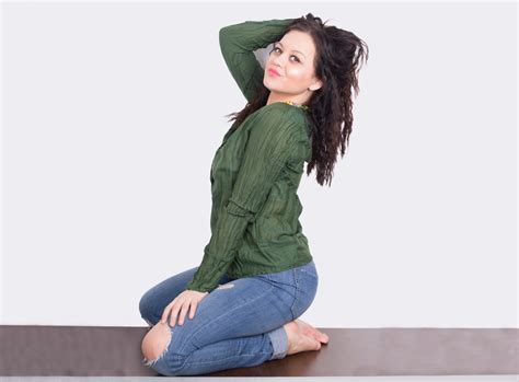 How To Pose At A Photo Shoot With Pictures Wikihow