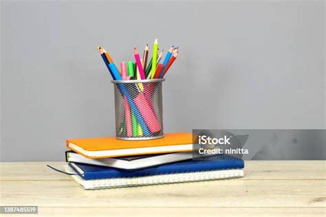 학교 개념으로 돌아가기 연필 상자와 책 노트북 및 시계가있는 칠판이 나무 테이블에 있습니다 책상에 대한 스톡 사진 및 기타 이미지 Istock