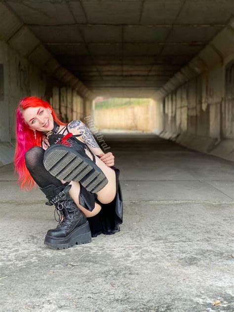 Flashing You Outside 🥳😛 Scrolller