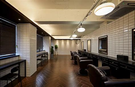 우드톤 빈티지한 내부 분위기 남성 전용 헤어샵 인테리어 의정부 의정부동