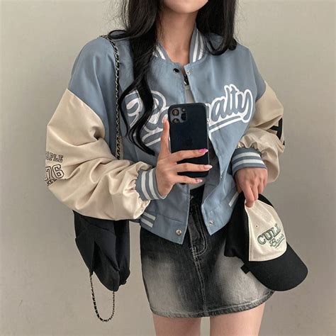 기프티박스 디로얄리티 빈티지 레터링 배색 바시티 크롭 야구 점퍼 위시버킷