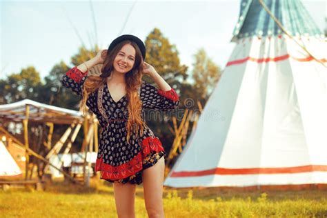 Junges Sch Nes M Dchen Das Auf Hintergrundtipi Geb Rtiges Indisches Haus Des Tipi L Chelt