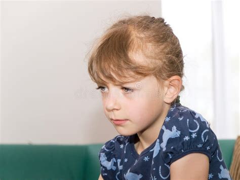 Retrato Da Menina Do Youn Foto De Stock Imagem De Ativo 31943756