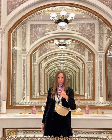 Як же все гарно І так я не знаю як можна бути такою різною людиною на усіх своїх фото і селфі