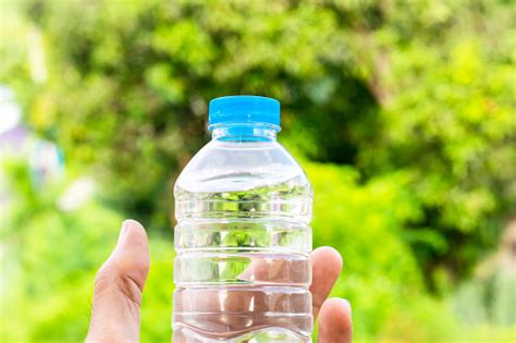 병 물 정원에서 나무와 나무 모호한 Bokeh 배경에서 플라스틱을 만든 패키지 또는 제품에 대 한 벽지를 사용 하 고 이미지를 새로 고침 3차원 형태에 대한 스톡 사진 및