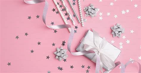 실버 메탈릭 선물 상자와 분홍색 배경에 색종이 별이 있는 파티 장식 소녀 생일 크리스마스 파티 또는 결혼식을위한 축제 플랫 레이 구성 사진 Unsplash의 묶인 활 이미지