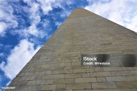 파란 흐린 하늘을 가진 미국 워싱턴 Dc의 돌 피라미드의 낮은 각도 샷 역사에 대한 스톡 사진 및 기타 이미지 역사 0명 건축 Istock