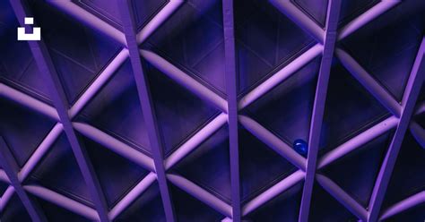 십자형 패턴이 있는 보라색 천장 파란색 풍선이 크로스바 중 하나의 모서리에 붙어 있습니다 사진 Unsplash의 무료 텍스처 이미지