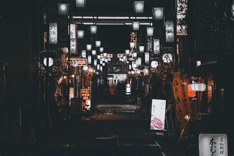 가벼운 간판 거리 건축 경험 고요한 골목 관광 교토 군중 네온 도시의 도쿄 랜턴 레스토랑 막대기 문화 유산 문화적 미스터리한 밤 분위기