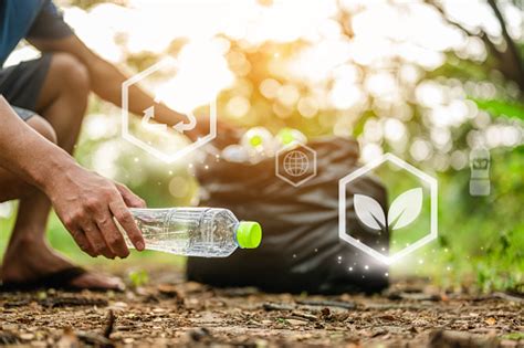 공원에서 쓰레기 봉투를 들고 청소하는 젊은 자원 봉사자들 플라스틱 병을 검은 쓰레기 봉투에 담아 재활용을 기다리고 있습니다 사람과 생태 자원 봉사자 개념입니다 Fashion