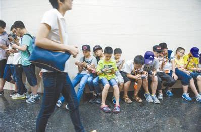 “低头族”一个有趣的社会现象，有你吗？ 凤凰网