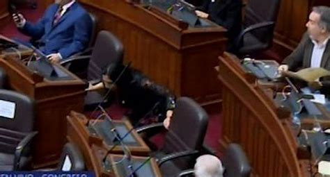 Úrsula Letona Muestra El Estado De Su Pie Tras Tropiezo En Hemiciclo Fotos Politica Correo