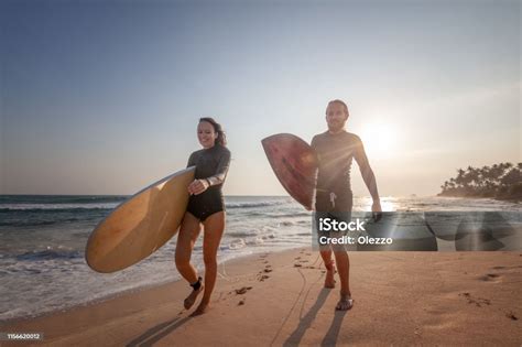 그들의 손에 서핑 보드와 바다에 젊은 아름다운 커플 친구 스포츠 활동적인 라이프 스타일 건강한 생활방식에 대한 스톡 사진 및 기타 이미지 건강한 생활방식 남자 달리기