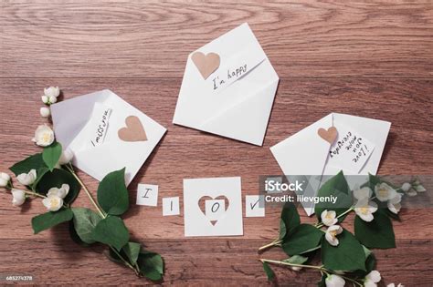 비문 나는 당신을 그리워 당신을 사랑해요 나는 행복하다고 봉투 서예에 썼다 나무 배경에 꽃과 재스민 꽃잎 인사말 카드 결혼식