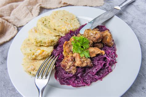 만두와 소금에 절인 양배추와 구운 돼지 고기 콘크리트 질감 배경에 수제 빵 만두 빨간 양배추와 전형적인 체코 국가 식사 고기에 대한 스톡 사진 및 기타 이미지 Istock