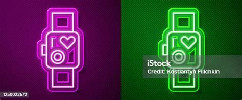 보라색과 녹색 배경에 고립 된 심장 박동 속도 아이콘을 보여주는 빛나는 네온 라인 스마트 시계 피트니스 앱 개념 벡터 일러스트레이션 개념에 대한 스톡 벡터 아트 및 기타