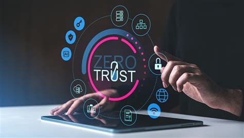 제로 트러스트 사이버 보안 개념은 디지털 인터페이스 아이콘과 어둡고 창의적인 배경에서 태블릿 장치와 상호 작용하는 사람이 있습니다 0에 대한 스톡 사진 및 기타 이미지