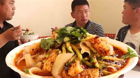 兄弟三个逛大集，买了十多只鸡仔，这一路狂笑不止囧态百出！【黄土兄弟】 Youtube