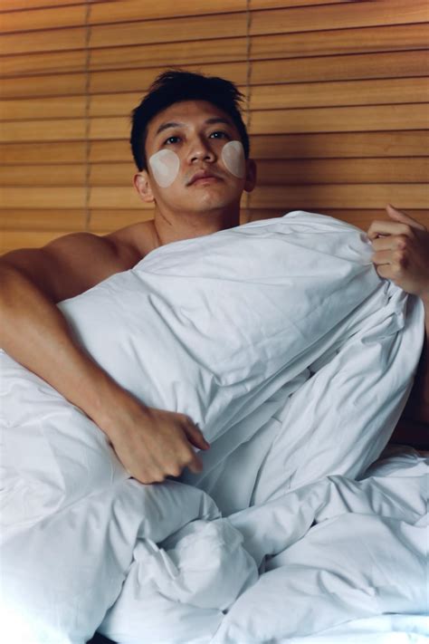 誰跟我一樣睡覺有以下怪癖 1 自己睡覺時需要抱枕頭睡，去飯店睡覺需要5顆枕頭把自己包圍起來。 2 自己睡覺習慣裸睡，即使穿衣服睡覺，也會在睡覺