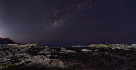 갤럭시 광각 밤 해변 밤하늘 별 별밤 별이 빛나는 하늘 암석 야경 영감을 주는 은하수 자연 비디오 자연미 저속 스카이 저속 촬영 비디오 천체 사진
