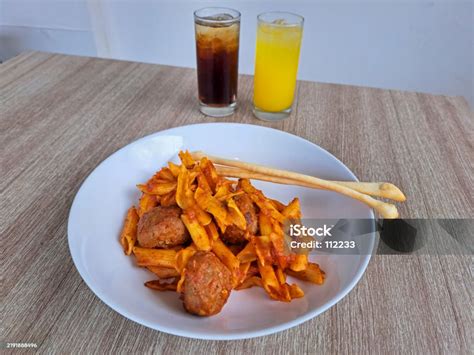 파스타 펜네 소고기 미트볼 아라비아타 소스 및 추가 막대기를 곁들인 맛있는 쇠고기 Arrabiata 오렌지 주스 아이스와 콜라