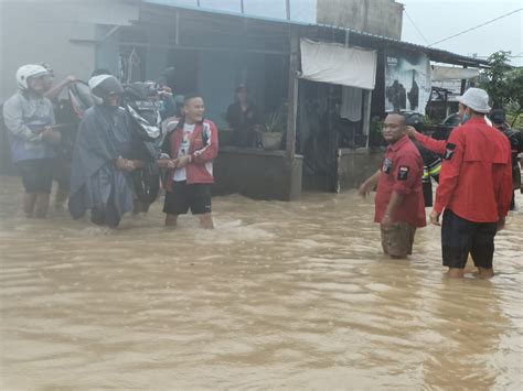 Ormas Pemuda Batak Bersatu Bantu Warga Yang Terdampak Banjir Di Batuaji Batam