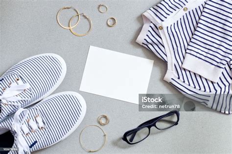 패션의 해양 상에 여성 현대 의류 평면 설정 세련 되 고 유행 의류입니다 스웨터와 신발 편안한 모습 가죽에 대한 스톡 사진 및 기타 이미지 Istock