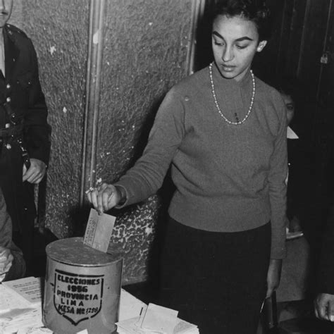 El Feyenoord Ajax Se Reanuda Tras El Impacto De Un Mechero Sobre