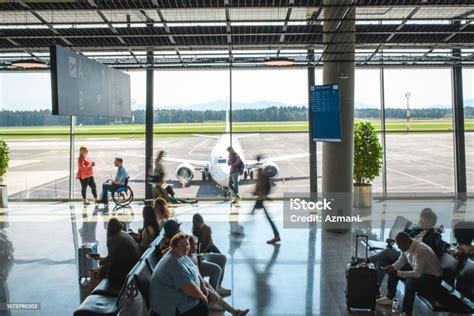 출발 터미널에서 아무렇지도 않게 기다리는 다양한 사람들 공항에 대한 스톡 사진 및 기타 이미지 공항 대규모 로비 건축물 특징 Istock