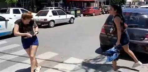 Violenta Pelea Entre Dos Mujeres En Neuquén Golpes Y Puntazos En Plena