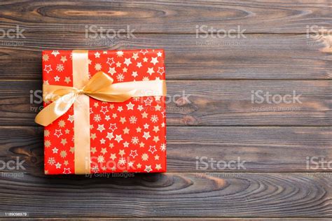 어두운 나무 테이블에 색깔의 활과 아름다운 선물 상자 디자인할 수 있는 복사 공간이 있는 맨 위 뷰입니다 크리스마스 컨셉 Diy에 대한 스톡 사진 및 기타 이미지 Istock