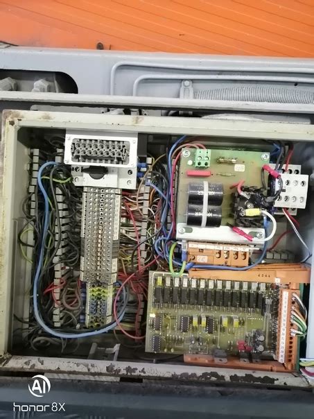 Кто подскажет разъём серый вверху слева это выход на доп пульт Это кран Радиолюбители