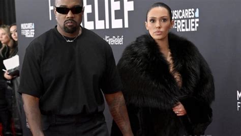 Канье Уэст эхнэрээ санагалзаж дуу зохиожээ