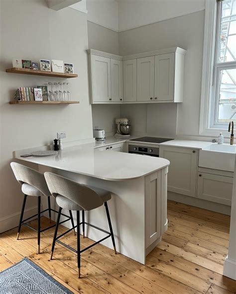 Chilcomb Porcelain Handleless Kitchen Howdens