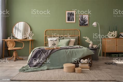 모의 포스터 프레임 침대 사이드 테이블 등나무 Commode 화장대 테이블 및 창조적 인 홈 액세서리가있는 세련된 침실 인테리어 디자인 현자 녹색 벽 템플렛 공간을