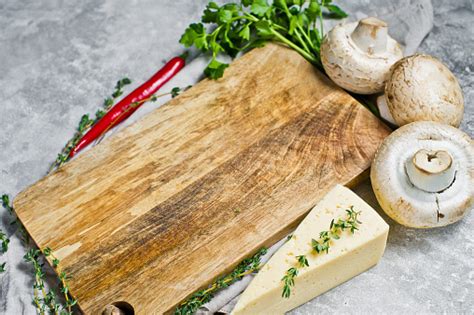 구운 버섯을 요리 하는 개념 나무 커팅 보드 및 재료 칠리 페 퍼 타임 치즈 고 실 란 버섯 회색 배경 측면 보기 텍스트 공간 갈색에 대한 스톡 사진 및 기타 이미지