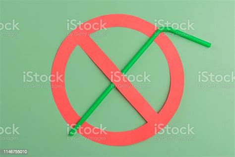 플라스틱 없음 녹색 플라스틱 빨 대 녹색 배경 위에 빨간색 금지 원을 설정 환경 문제에 대 한 주제에 금지의 캠페인을 말하고 텍스트의 공간을 복사 합니다 0명에 대한 스톡